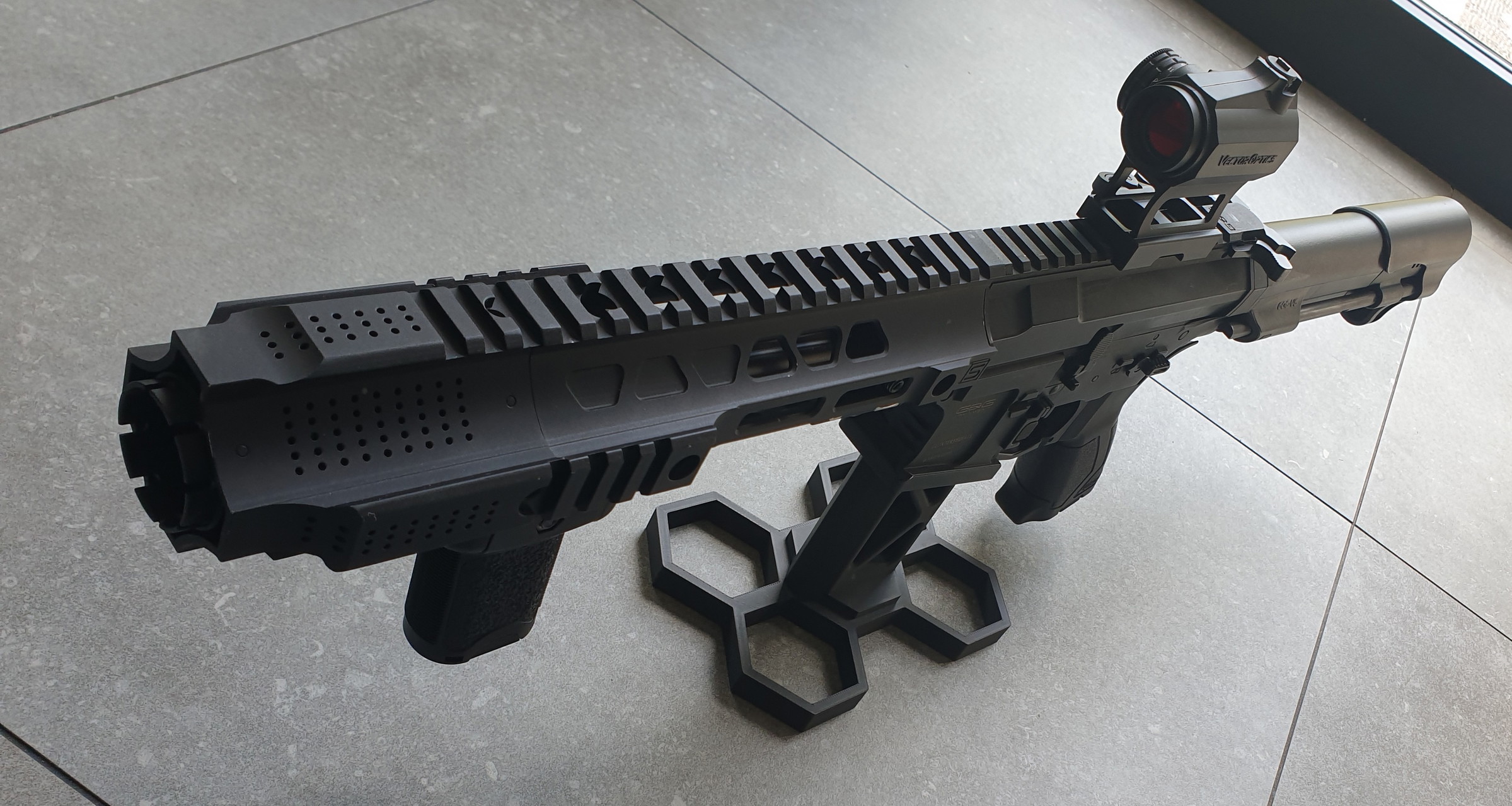 ARP 556 met G&P CQB SAI handguard.+vector red dot - Airsoft Bazaar