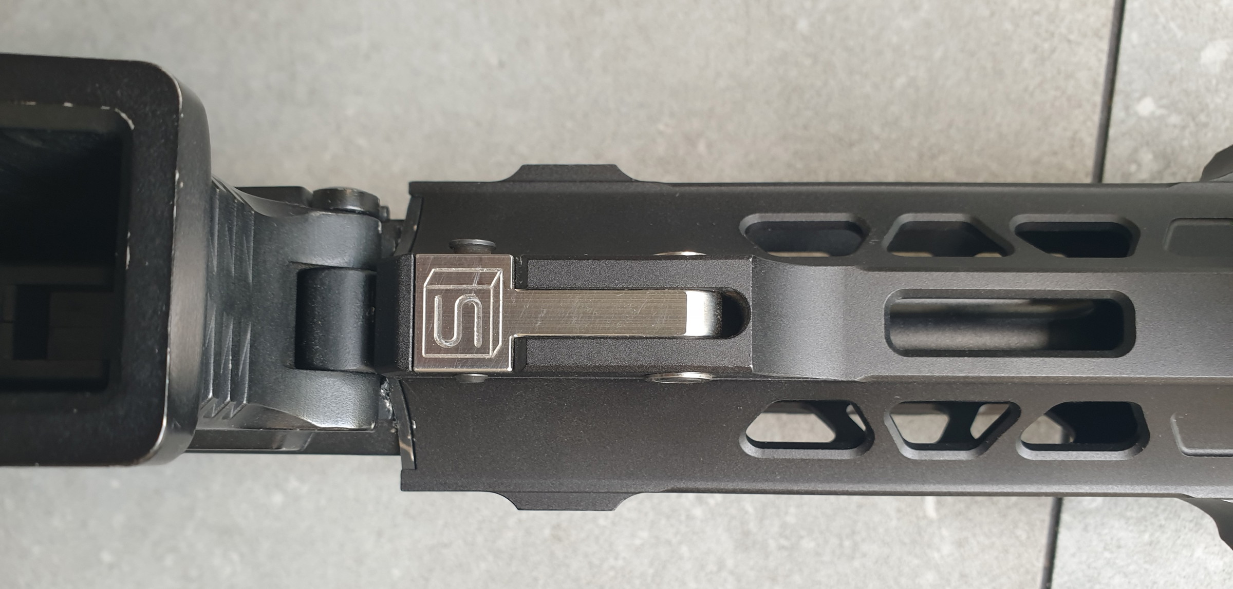 ARP 556 met G&P CQB SAI handguard.+vector red dot - Airsoft Bazaar