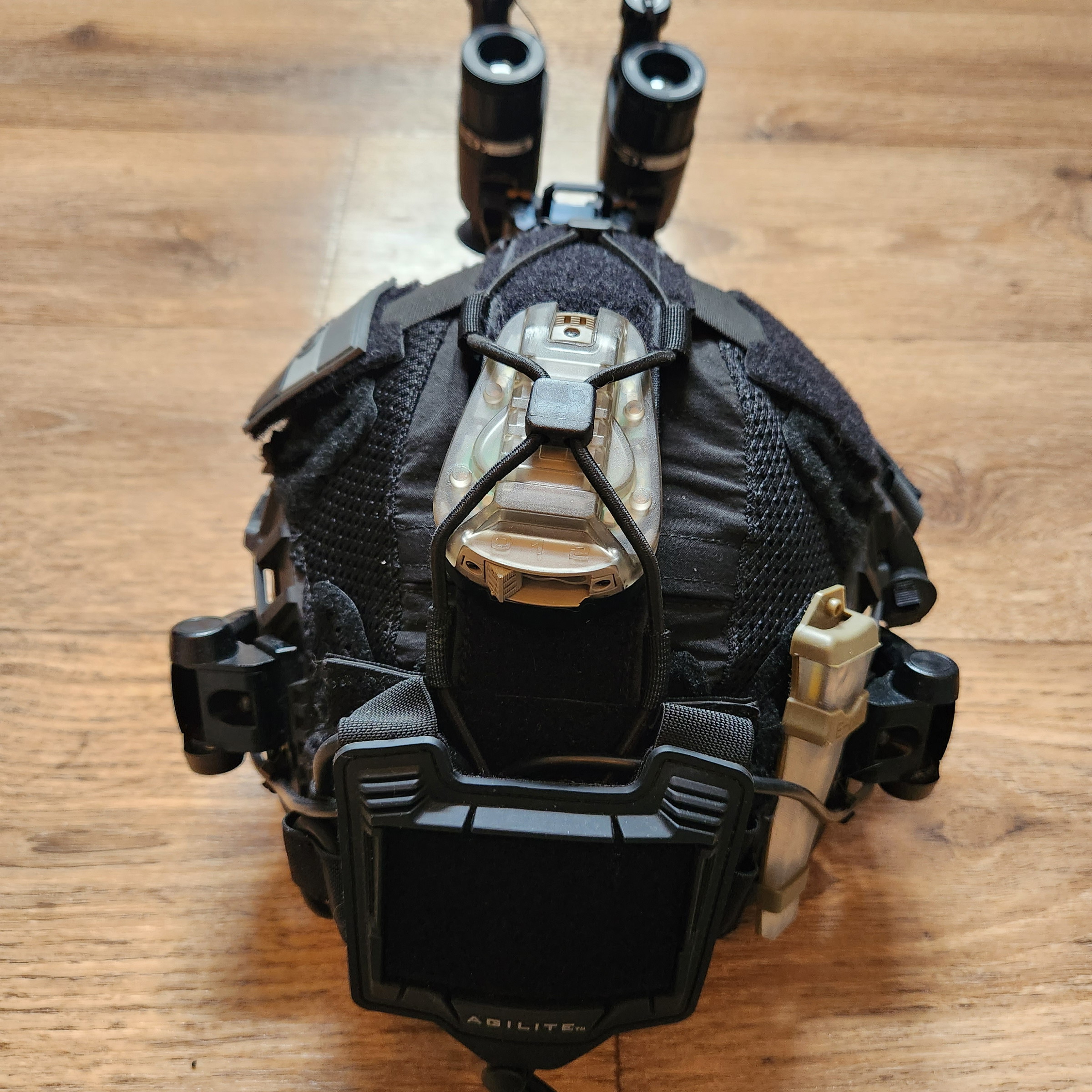 Bulk verkoop. Balistische helm met MH25 thermal setup en earmor headset ...