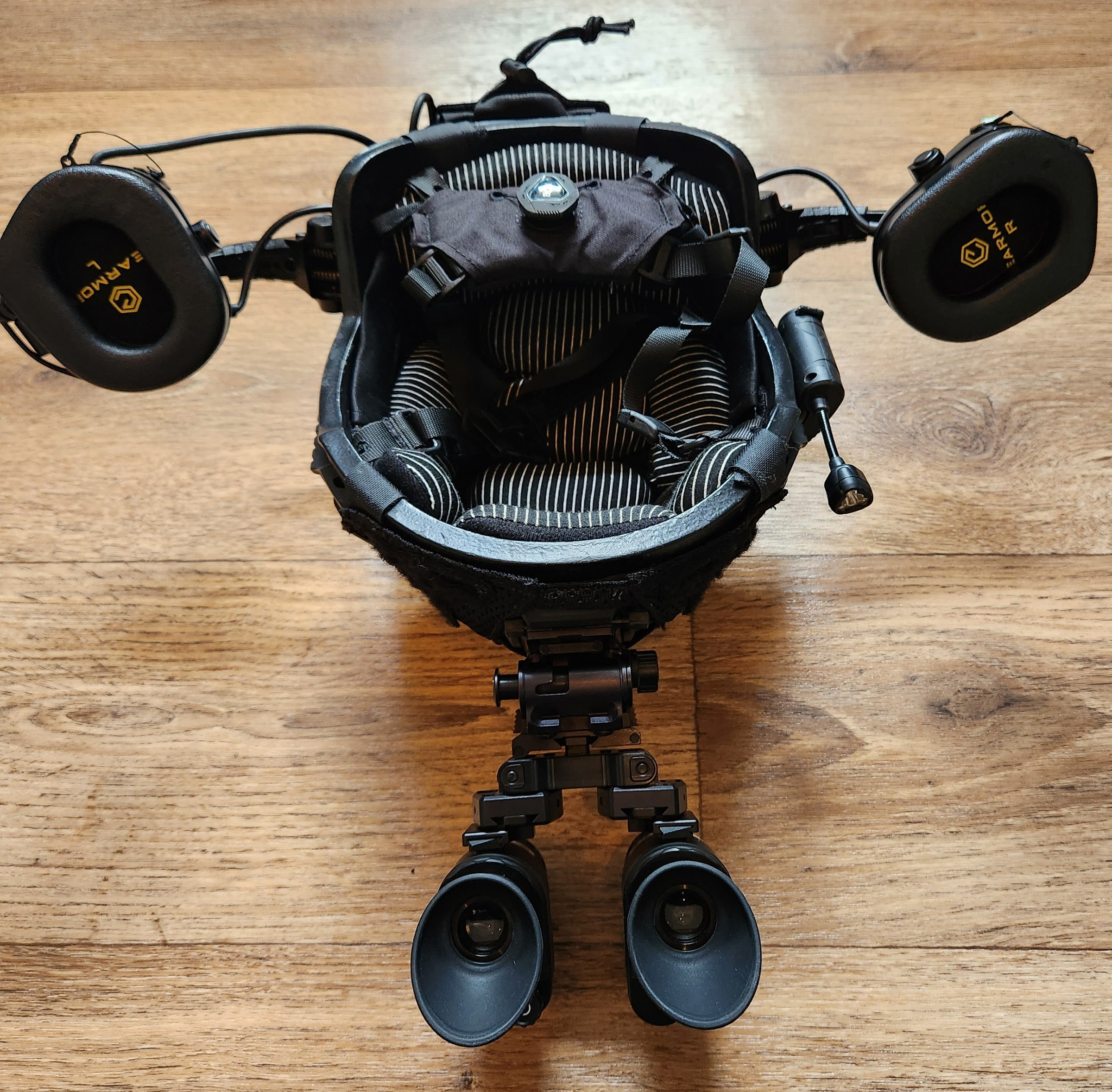 Bulk verkoop. Balistische helm met MH25 thermal setup en earmor headset ...