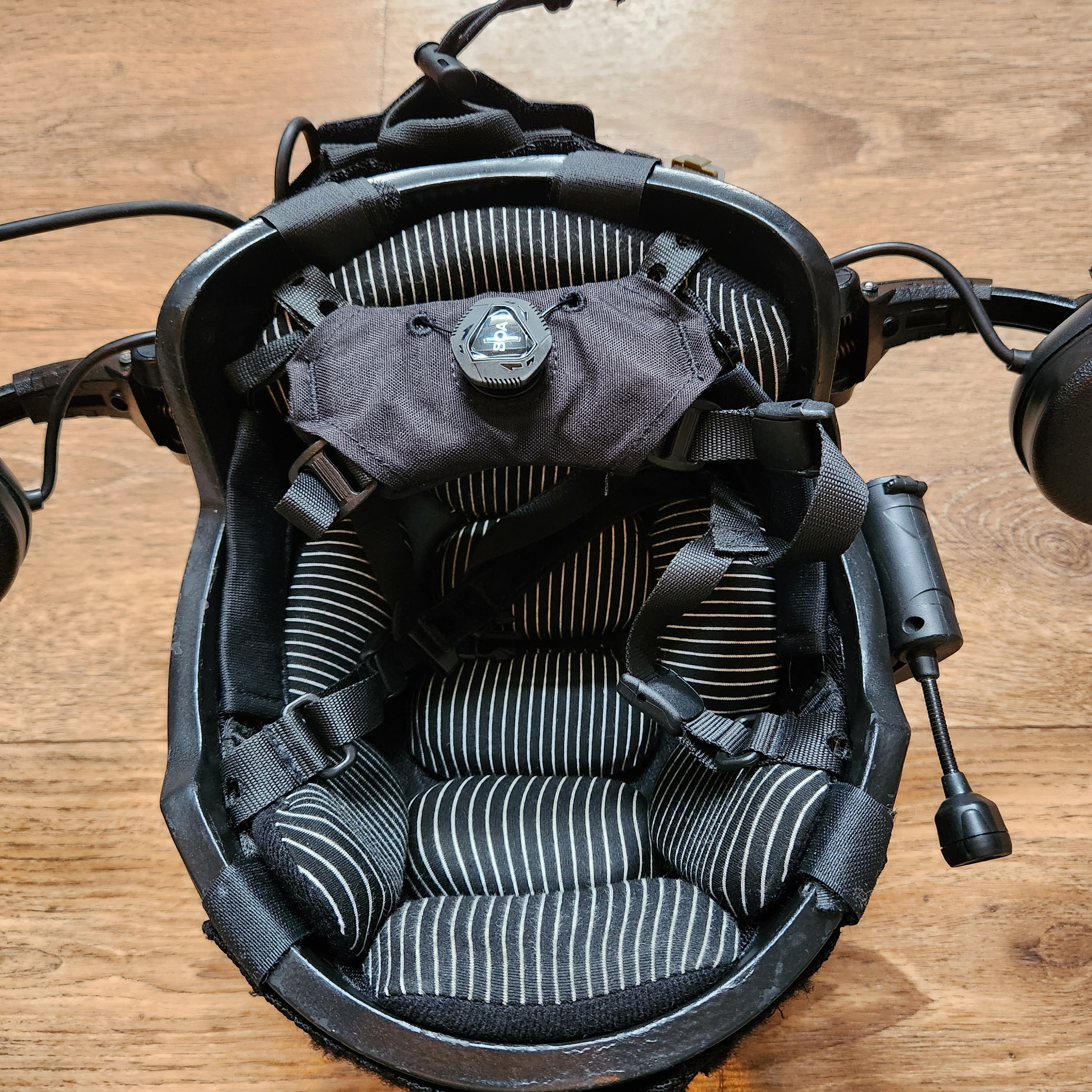 Bulk verkoop. Balistische helm met MH25 thermal setup en earmor headset ...