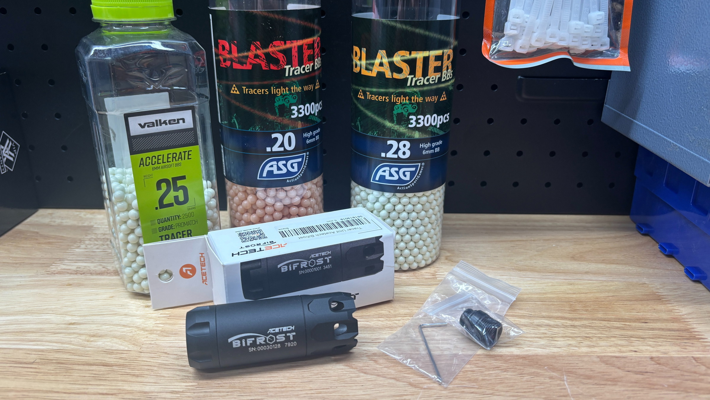 Acetech bifrost en een restant tracer bbs. - Airsoft Bazaar