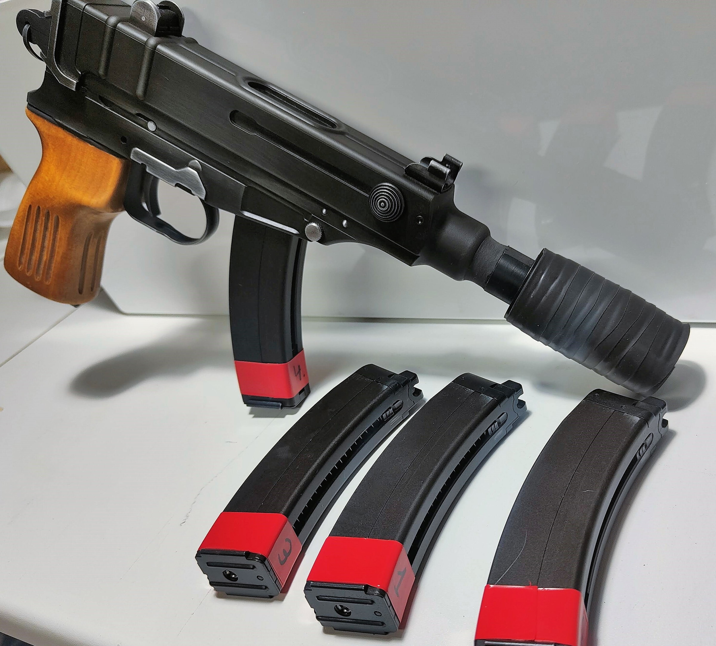 Koffer met CZ VZ.61 Scorpion en CZ 75 airsoft GBB's met houten grips. - Airsoft Bazaar