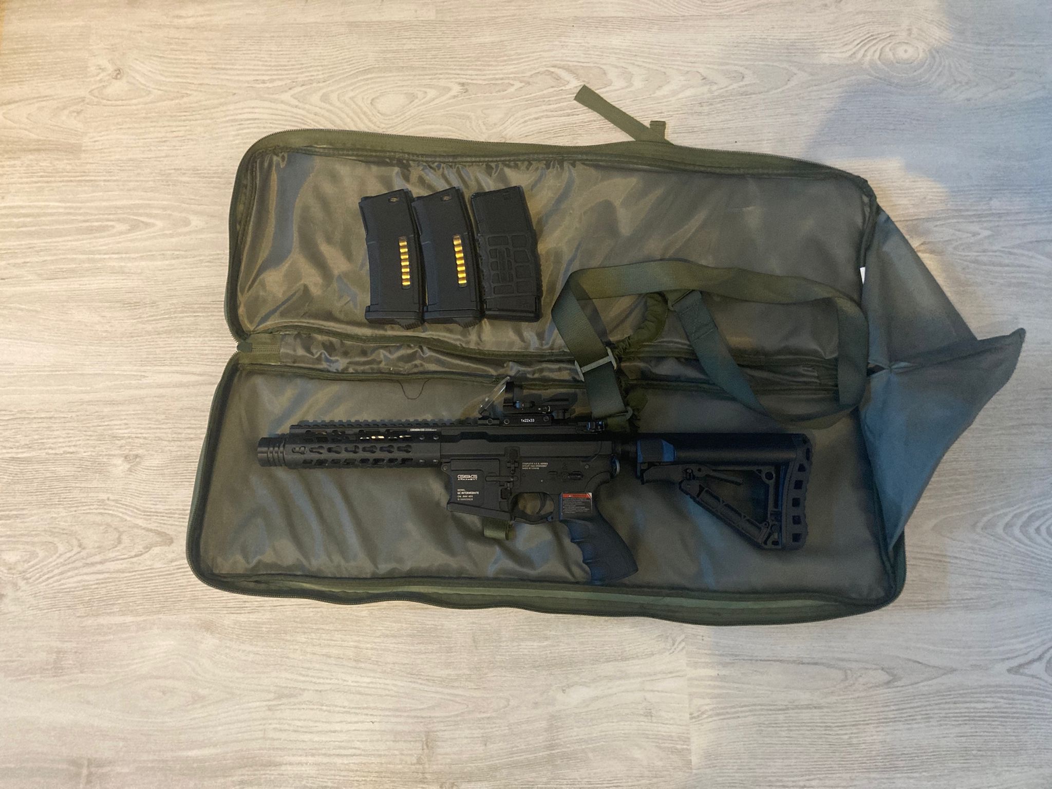 G&G Intermediate Wild Hog inclusief red dot sight, LiPo, 3 magazijnen ...