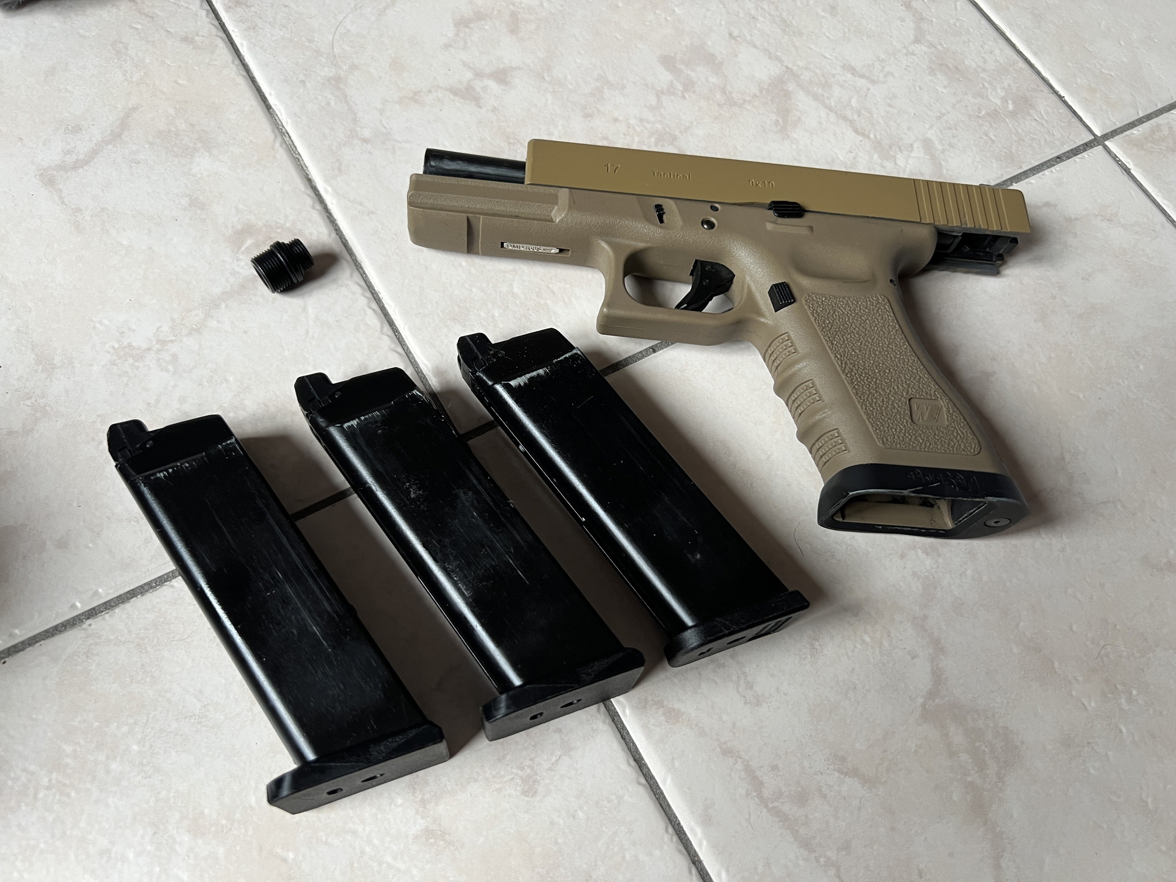 WE Glock 17 + 3 Mags - Airsoft Bazaar