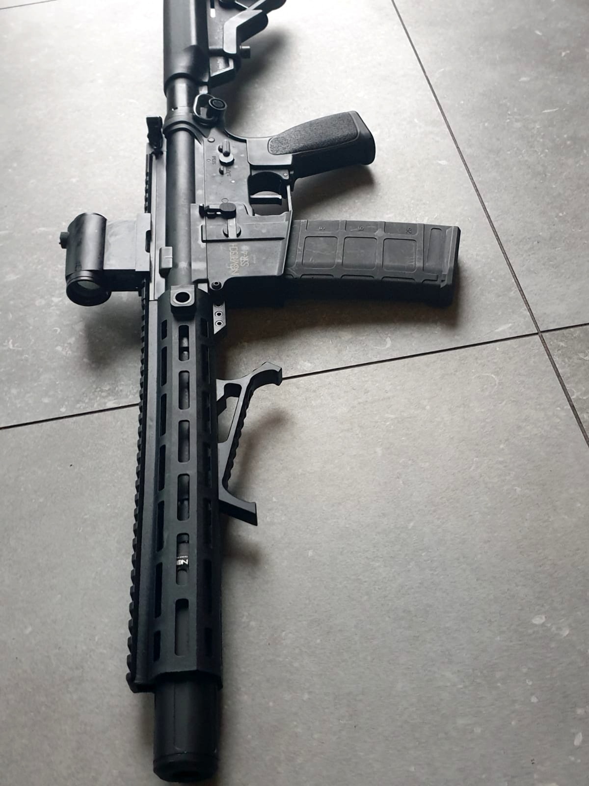 Novritsch SSR4 met mock supressor en red dot - Airsoft Bazaar