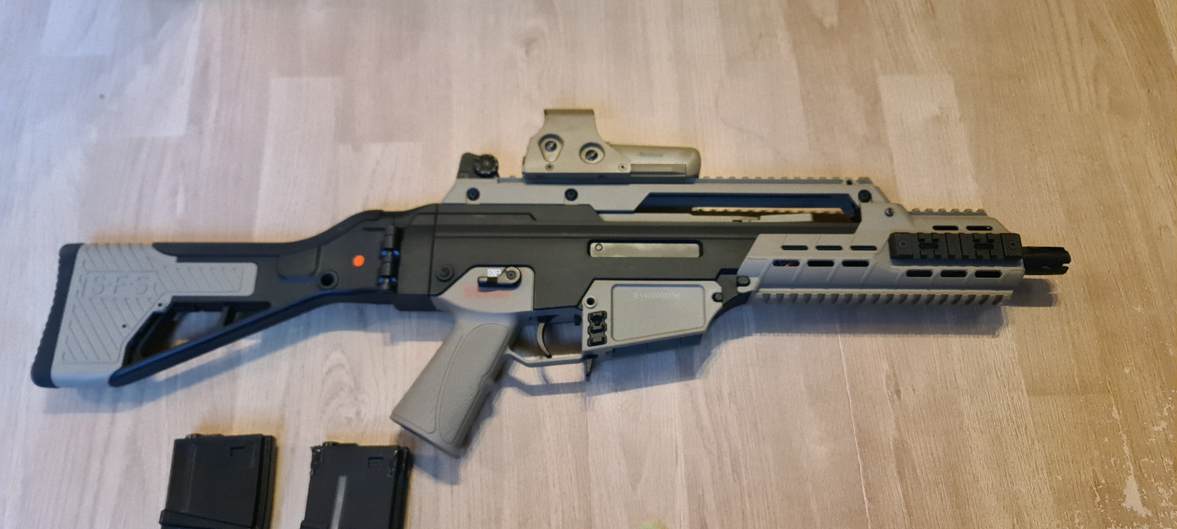 ICS-234-Two-Tone G33 met 2 batterij 2 mags en holo - Airsoft Bazaar