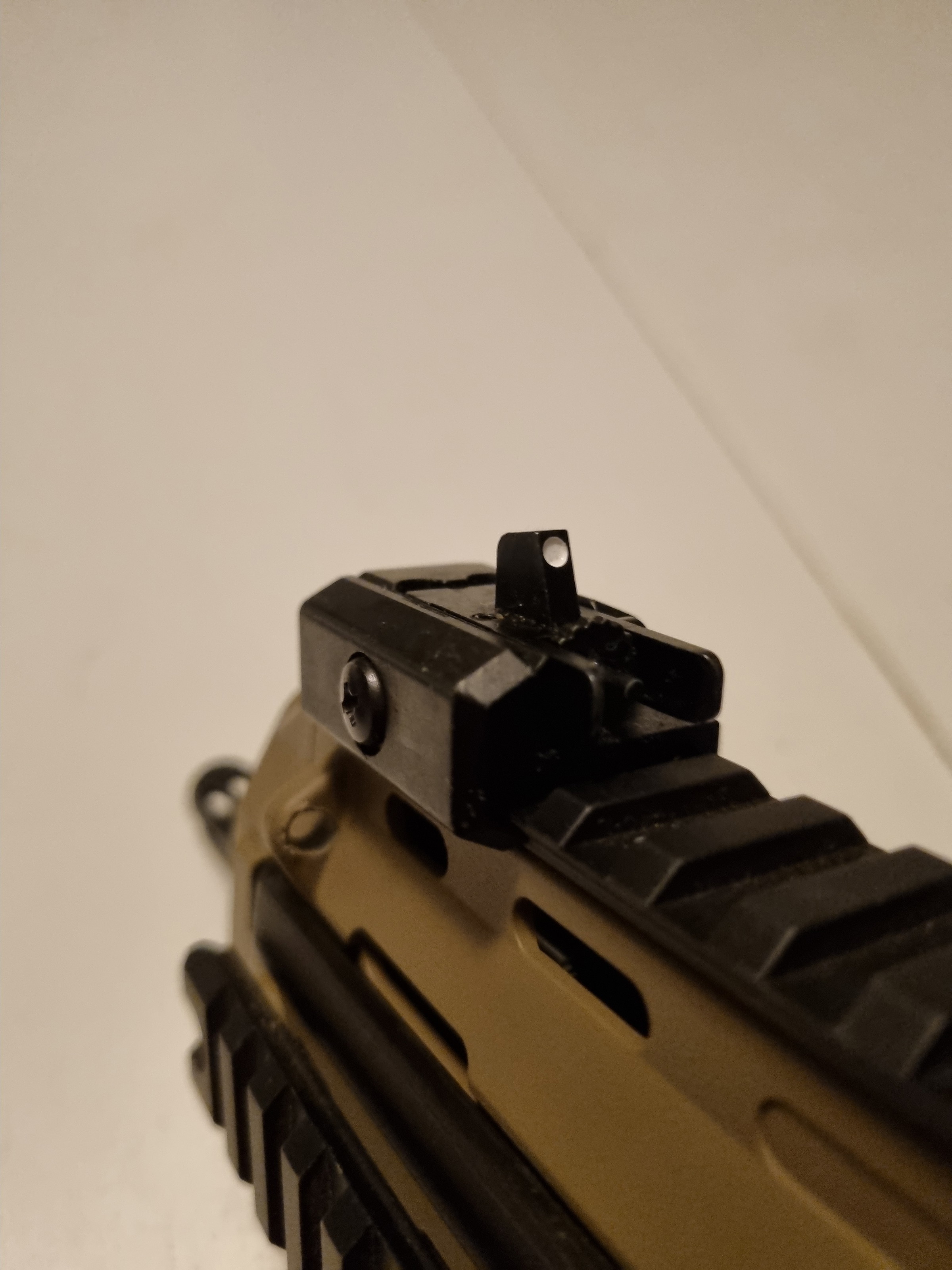 Tokyo Marui mp7a1 gbb + 3 mags - Airsoft Bazaar