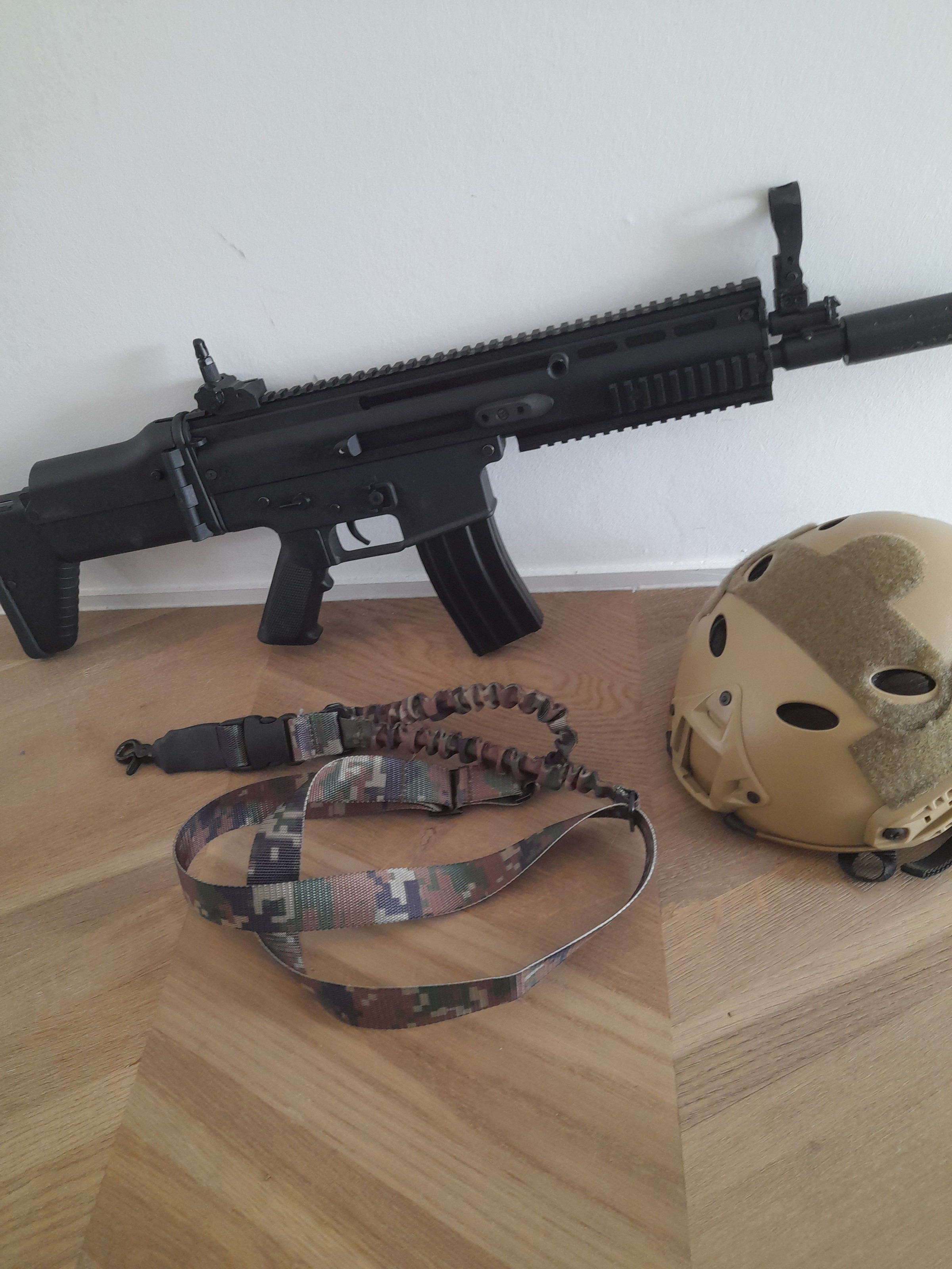 Fn scar met helm en sling - Airsoft Bazaar