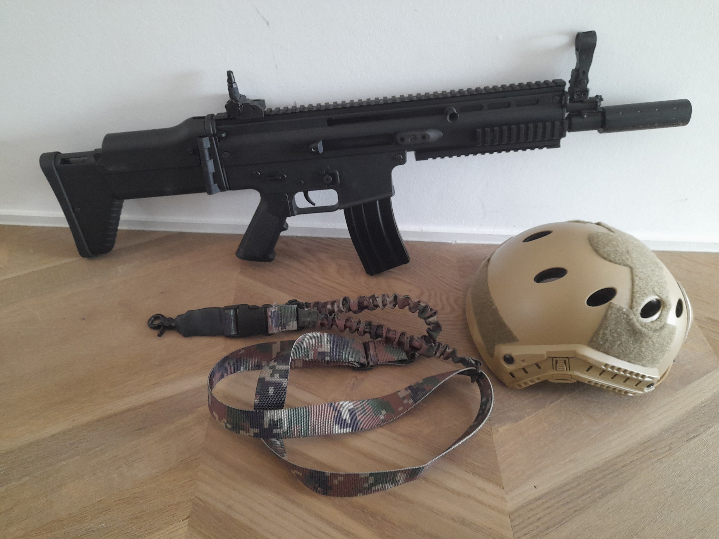 Fn scar met helm en sling - Airsoft Bazaar