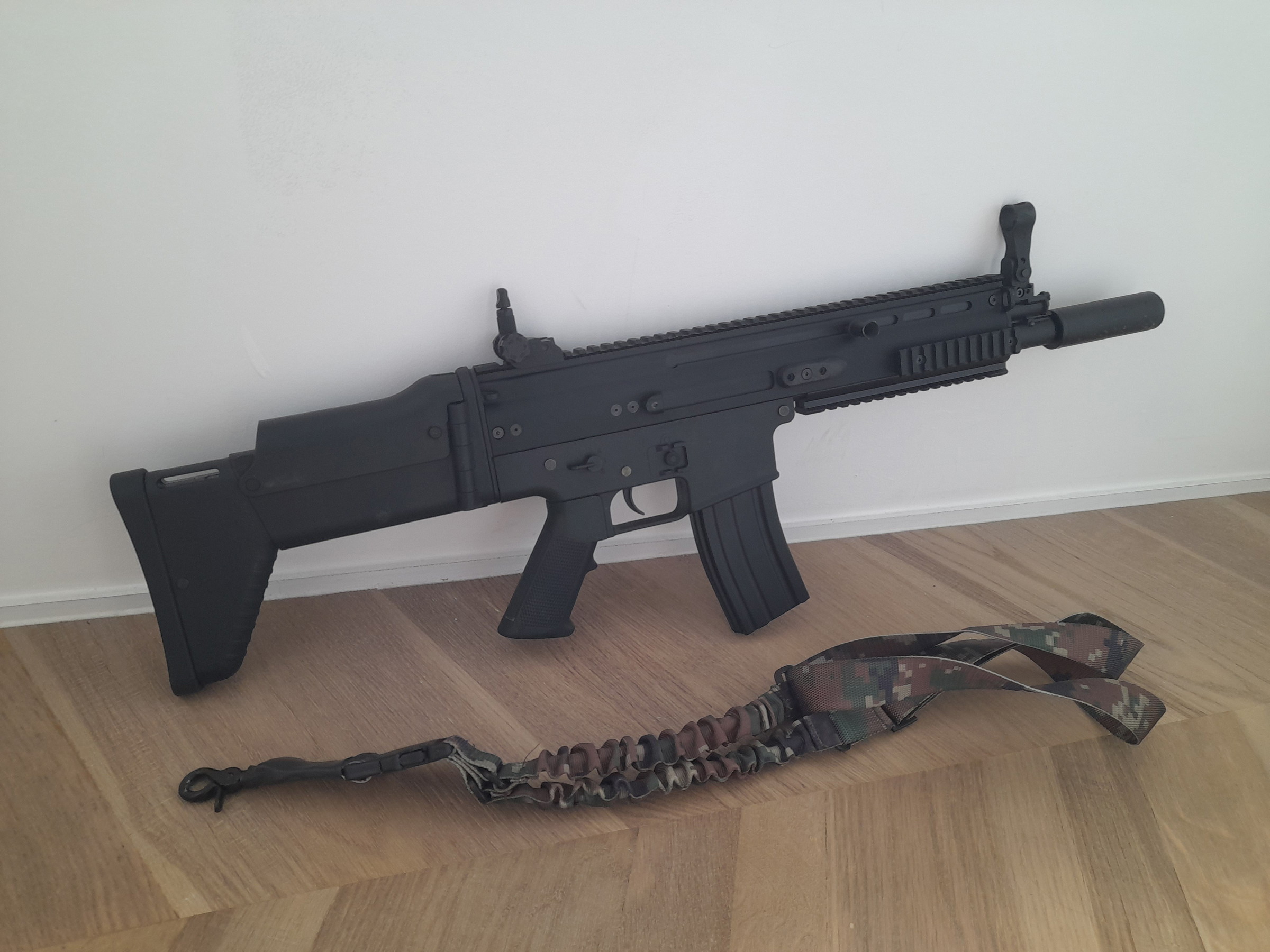 Fn scar met helm en sling - Airsoft Bazaar