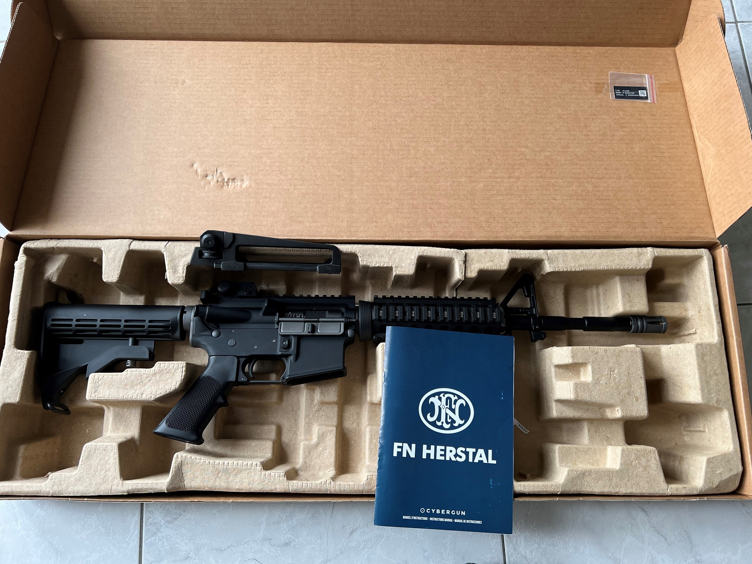 Cybergun FN Herstal M4A1 RIS SOPMOD GGBR + 5 magazijnen + gratis rig - Airsoft Bazaar
