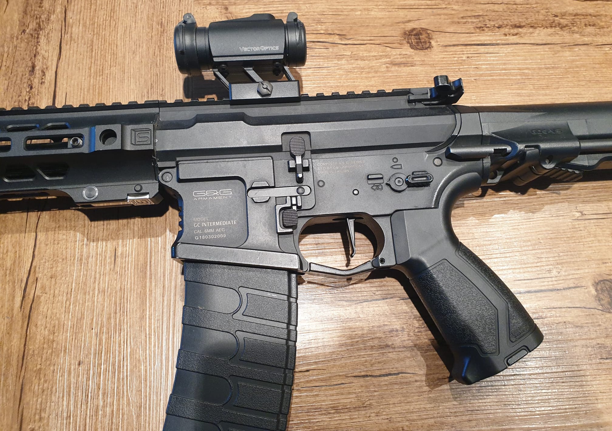 ARP 556 met G&P CQB SAI handguard.+vector red dot - Airsoft Bazaar
