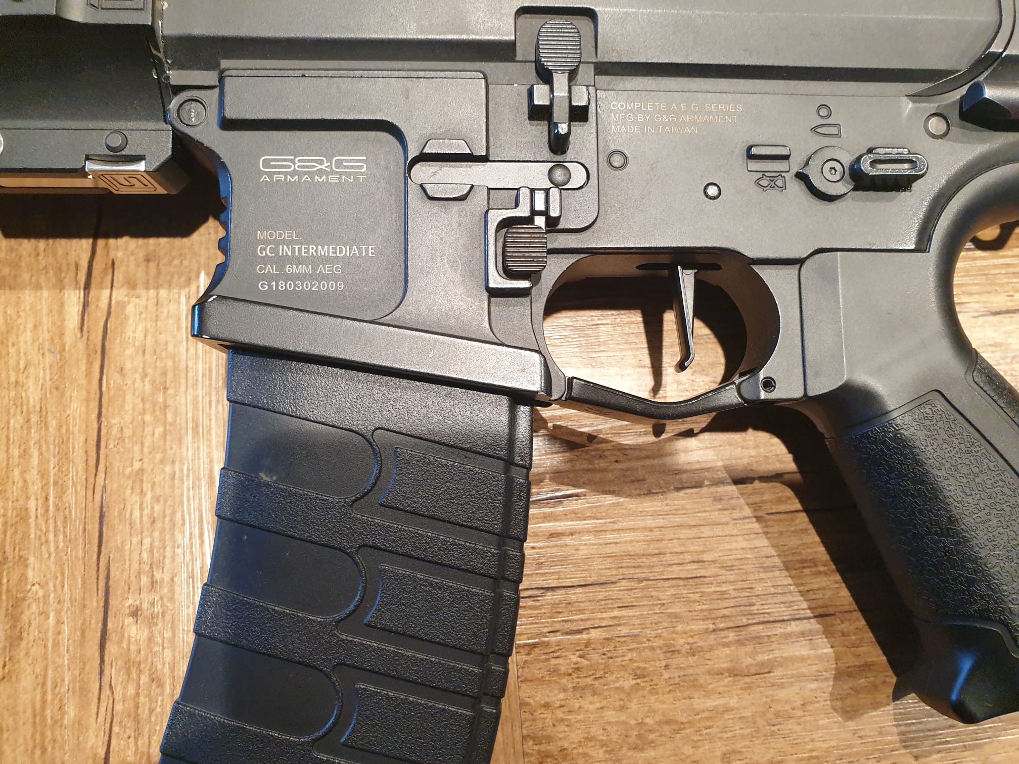 ARP 556 met G&P CQB SAI handguard.+vector red dot - Airsoft Bazaar