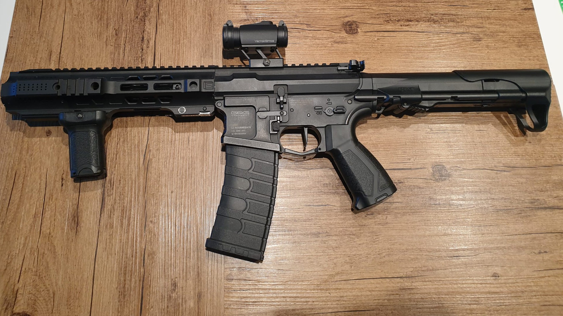 ARP 556 met G&P CQB SAI handguard.+vector red dot - Airsoft Bazaar