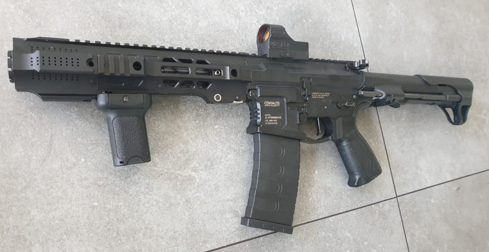 ARP 556 met G&P CQB SAI handguard en red dot - Airsoft Bazaar
