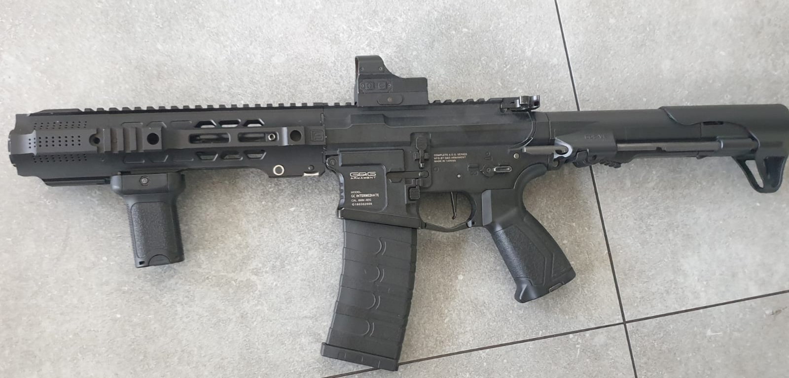ARP 556 met G&P CQB SAI handguard en red dot - Airsoft Bazaar