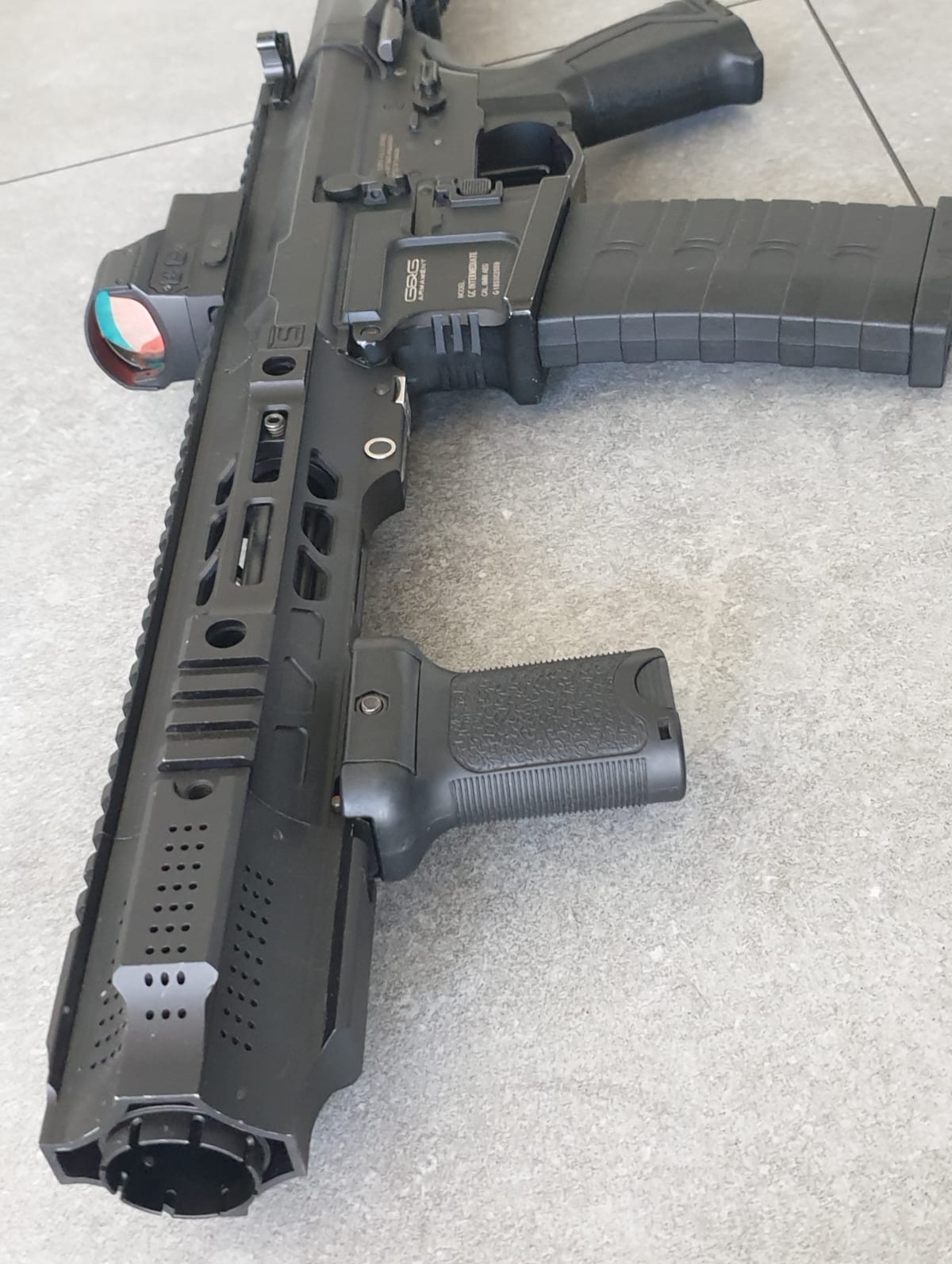 ARP 556 met G&P CQB SAI handguard en red dot - Airsoft Bazaar
